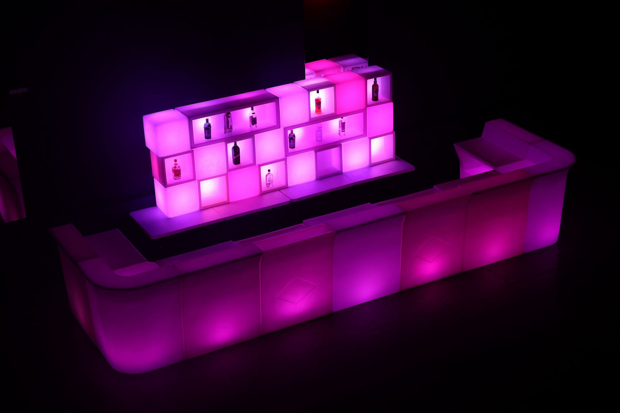Bar Reto com Painel Expositor LED – móveis de LED para eventos